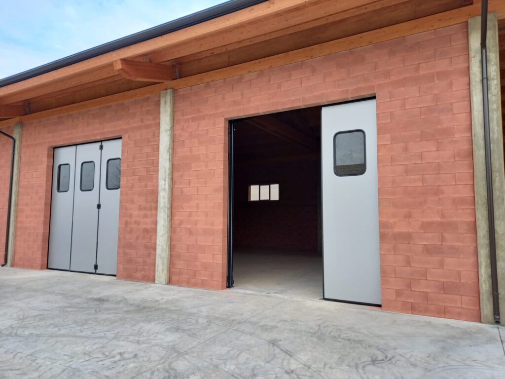Portoni a libro per il rimessaggio agricolo - GLG Doors